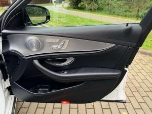 Balts Mercedes-Benz E 220 2020 Šilalė, ar dzinēja tilpumu 1.95 L un nobraukumu 297 tūkst. km par 19200 €, foto 19 vietnē AUTOMOTO.COM.LV