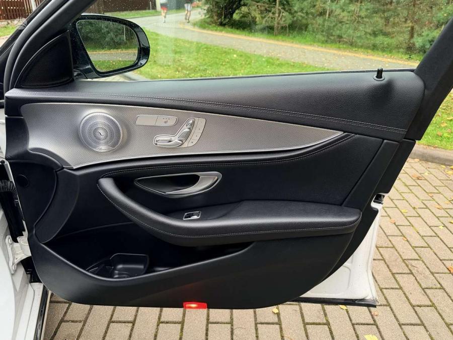 Balts Mercedes-Benz E 220 2020 Šilalė, ar dzinēja tilpumu 1.95 L un nobraukumu 297 tūkst. km par 19200 €, foto 19 vietnē AUTOMOTO.COM.LV