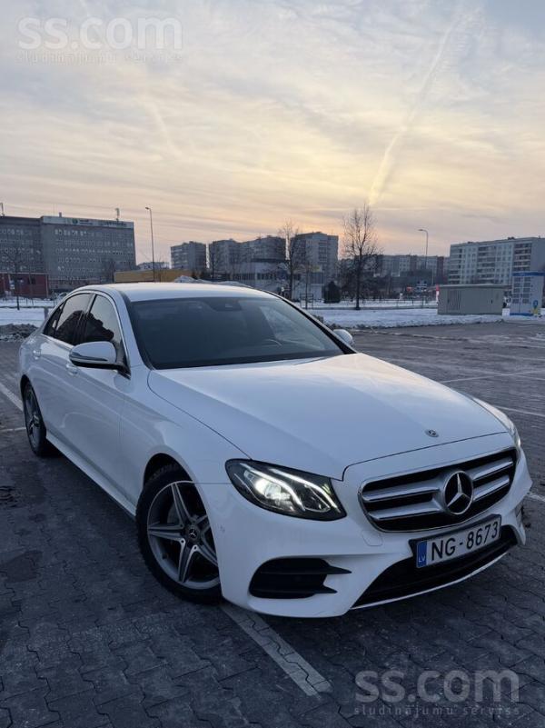 White Mercedes-Benz E 220 2021 in Riga, with an engine capacity of 2.00 L and mileage of 61 thousand km for 30000 €, photo 1 on AUTOMOTO.COM.LV