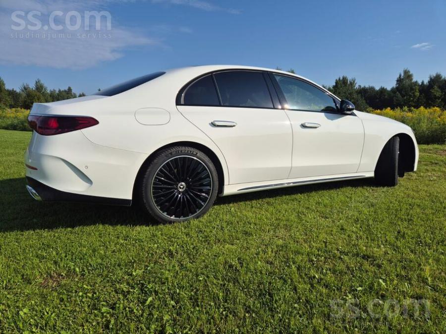 Белый Мерседес E 220 2024 в Рига, объемом двигателя 2.00 л и пробегом 107 тыс. км за 54780 €, фото 4 на AUTOMOTO.COM.LV