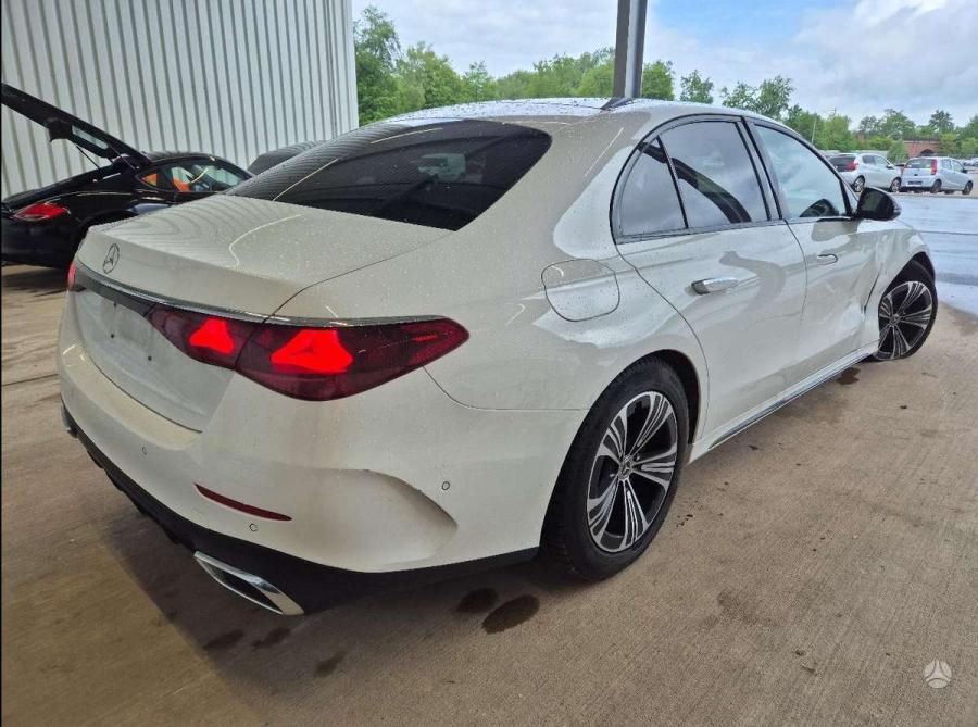 Balts Mercedes-Benz E 220 2025 Klaipėda, ar dzinēja tilpumu 1.99 L un nobraukumu 27 tūkst. km par 24200 €, foto 4 vietnē AUTOMOTO.COM.LV