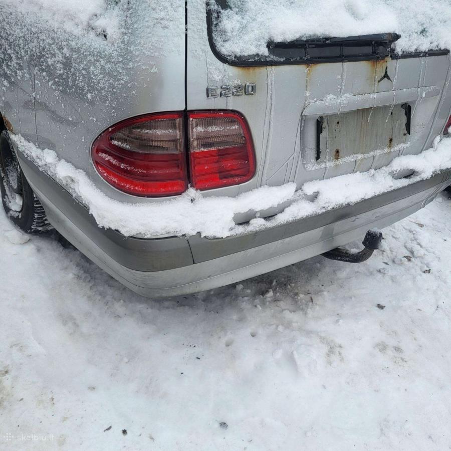 White Mercedes-Benz E 220 2000 in Kaunas, with an engine capacity of 0.00 L and mileage of 400 thousand km for 999 €, photo 5 on AUTOMOTO.COM.LV