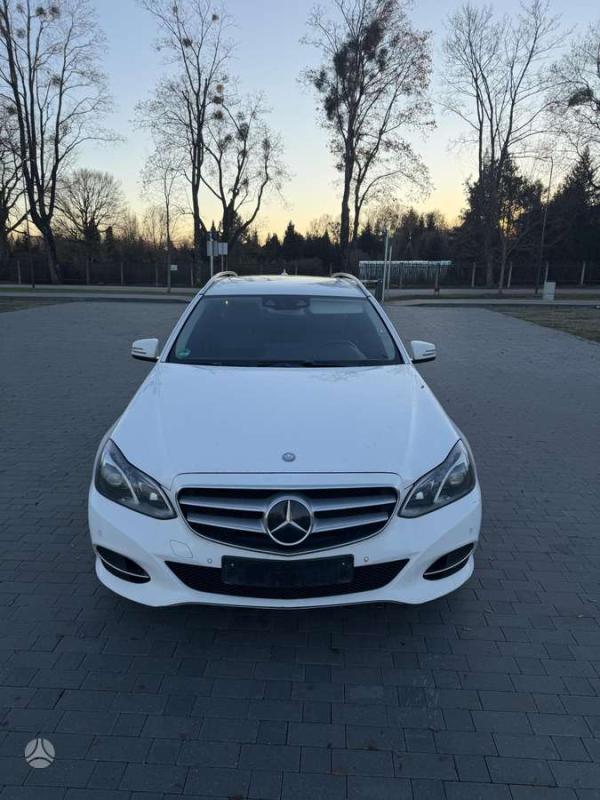White Mercedes-Benz E 220 2015 in Kaunas, with an engine capacity of 2.14 L and mileage of 295 thousand km for 9999 €, photo 3 on AUTOMOTO.COM.LV