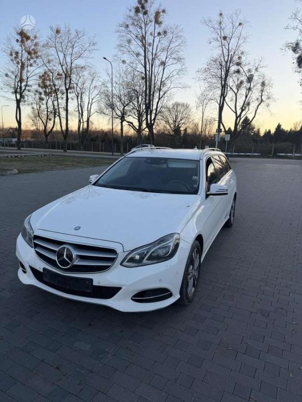 White Mercedes-Benz E 220 2015 in Kaunas, with an engine capacity of 2.14 L and mileage of 295 thousand km for 9999 €, photo 4 on AUTOMOTO.COM.LV