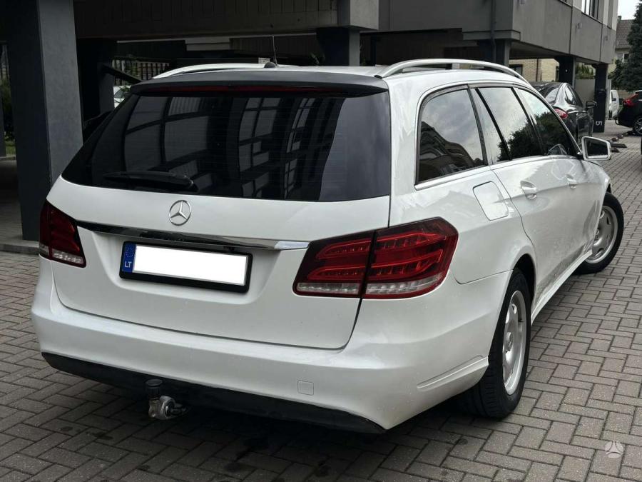 Белый Мерседес E 220 2015 в Каунас, объемом двигателя 2.14 л и пробегом 600 тыс. км за 4500 €, фото 4 на AUTOMOTO.COM.LV