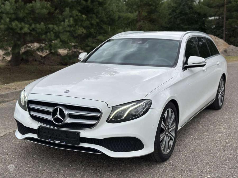 Белый Мерседес E 220 2016 в Каунас, объемом двигателя 1.95 л и пробегом 234 тыс. км за 14900 €, фото 4 на AUTOMOTO.COM.LV
