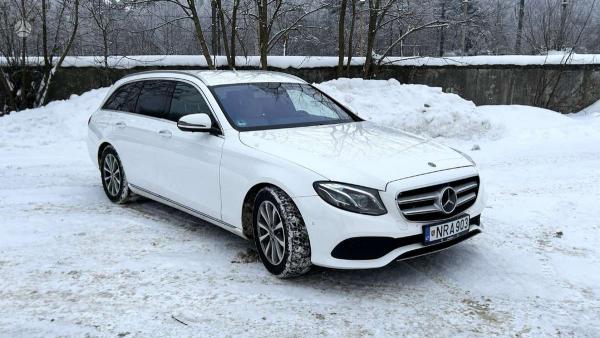 White Mercedes-Benz E 220 2017 in Vilnius, with an engine capacity of 1.95 L and mileage of 235 thousand km for 18450 €, photo 2 on AUTOMOTO.COM.LV