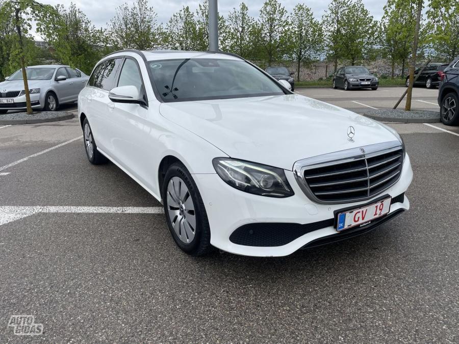 Белый Мерседес E 220 2017 в Каунас, объемом двигателя 2.00 л и пробегом 417 тыс. км за 8499 €, фото 3 на AUTOMOTO.COM.LV