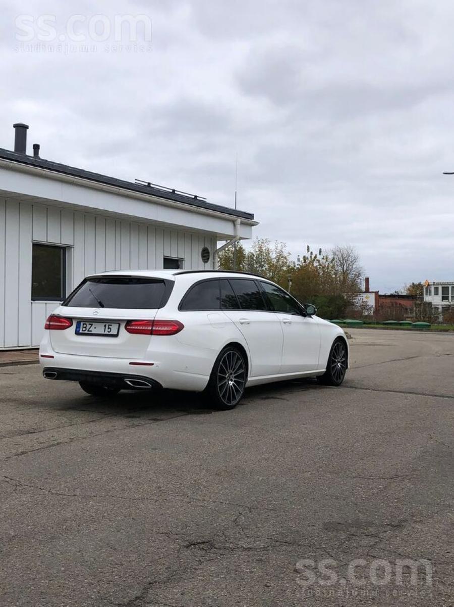 White Mercedes-Benz E 220 2018 in Riga, with an engine capacity of 2.00 L and mileage of 162 thousand km for 15000 €, photo 2 on AUTOMOTO.COM.LV