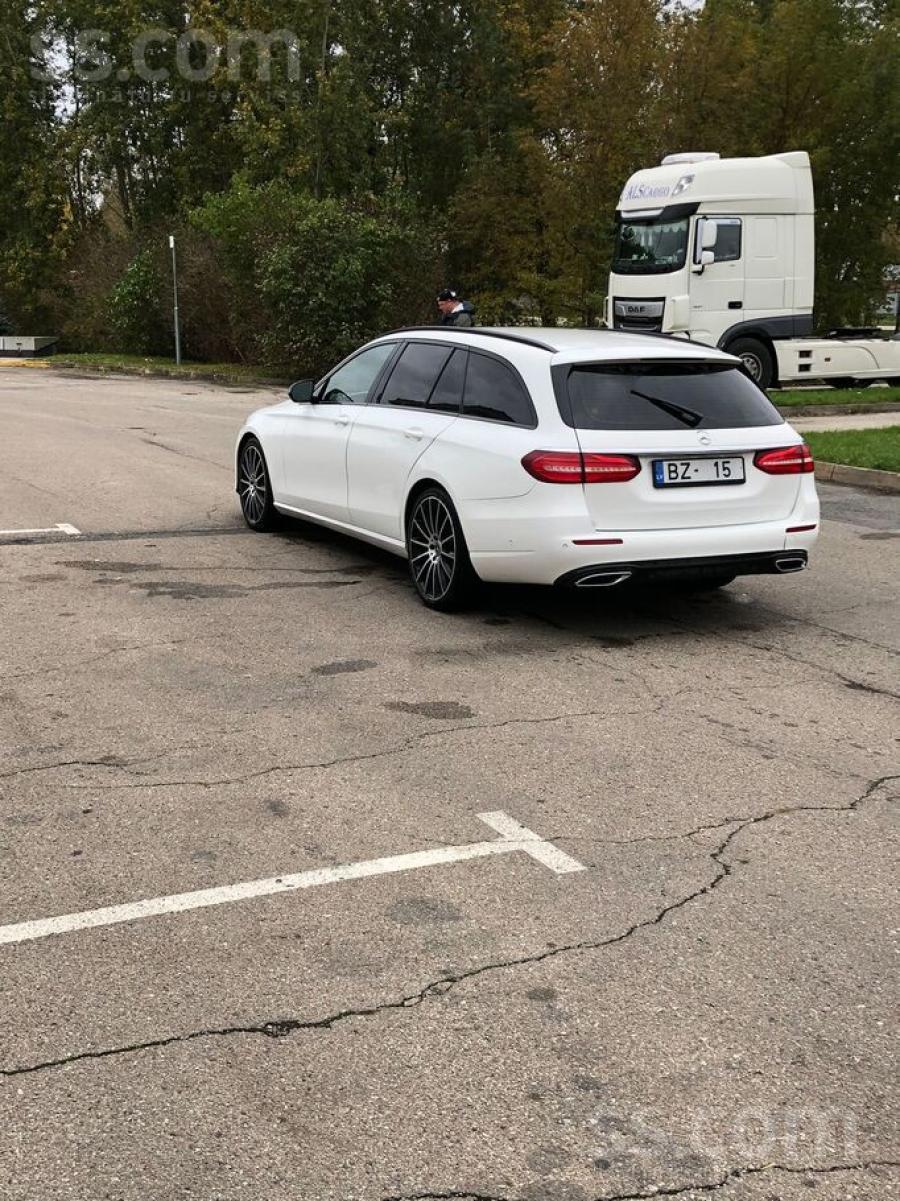 White Mercedes-Benz E 220 2018 in Riga, with an engine capacity of 2.00 L and mileage of 162 thousand km for 15000 €, photo 3 on AUTOMOTO.COM.LV