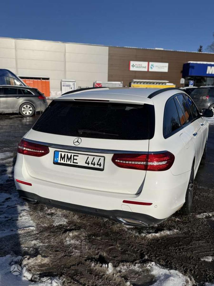 White Mercedes-Benz E 220 2018 in Vilnius, with an engine capacity of 1.95 L and mileage of 342 thousand km for 17800 €, photo 4 on AUTOMOTO.COM.LV