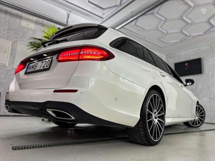 White Mercedes-Benz E 220 2018 in Kaunas, with an engine capacity of 2.00 L and mileage of 328 thousand km for 14200 €, photo 4 on AUTOMOTO.COM.LV