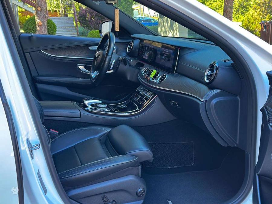 White Mercedes-Benz E 220 2018 in Kaunas, with an engine capacity of 2.00 L and mileage of 328 thousand km for 14200 €, photo 26 on AUTOMOTO.COM.LV
