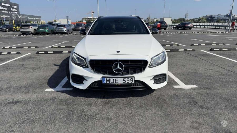 Белый Мерседес E 220 2018 в Вильнюс, объемом двигателя 1.95 л и пробегом 250 тыс. км за 19800 €, фото 3 на AUTOMOTO.COM.LV