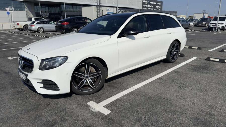 Белый Мерседес E 220 2018 в Вильнюс, объемом двигателя 1.95 л и пробегом 250 тыс. км за 19800 €, фото 9 на AUTOMOTO.COM.LV