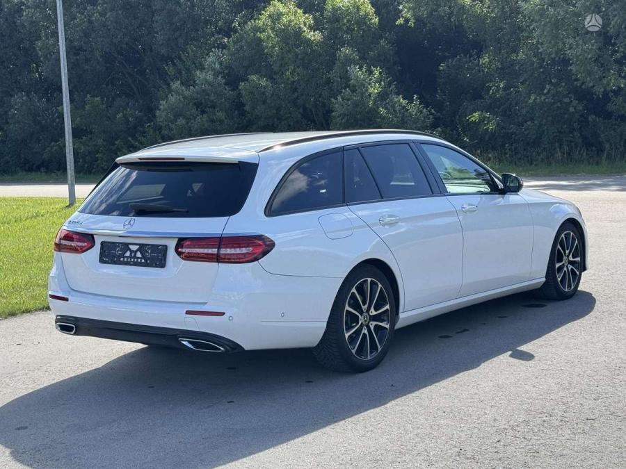 Белый Мерседес E 220 2021 в Таураге, объемом двигателя 1.95 л и пробегом 330 тыс. км за 17500 €, фото 6 на AUTOMOTO.COM.LV