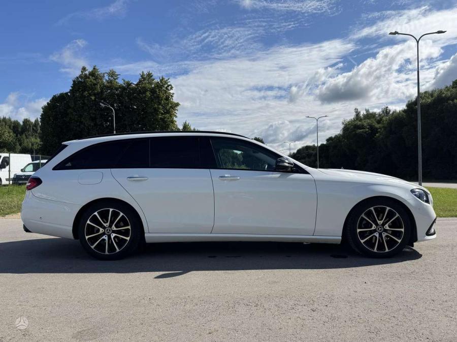 Белый Мерседес E 220 2021 в Таураге, объемом двигателя 1.95 л и пробегом 330 тыс. км за 17500 €, фото 7 на AUTOMOTO.COM.LV