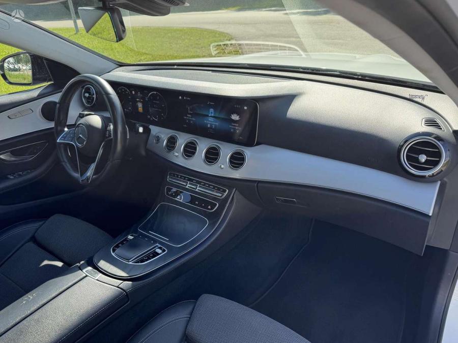 Белый Мерседес E 220 2021 в Таураге, объемом двигателя 1.95 л и пробегом 330 тыс. км за 17500 €, фото 19 на AUTOMOTO.COM.LV