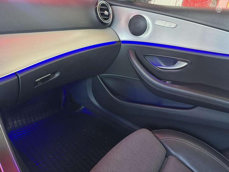 Белый Мерседес E 220 2021 в Таураге, объемом двигателя 1.95 л и пробегом 330 тыс. км за 17500 €, фото 37 на AUTOMOTO.COM.LV