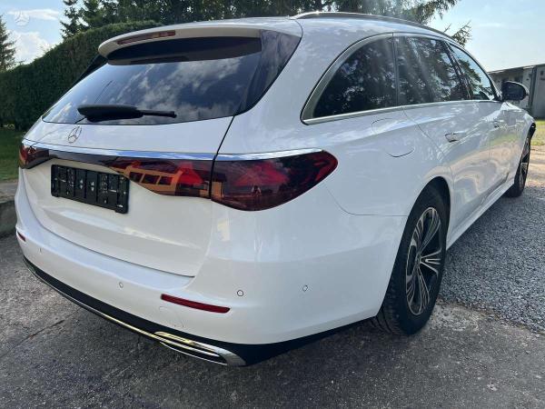 Белый Мерседес E 220 2023 в Каунас, объемом двигателя 1.99 л и пробегом 46 тыс. км за 22750 €, фото 4 на AUTOMOTO.COM.LV
