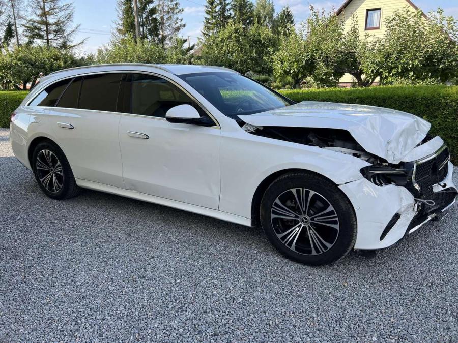 Белый Мерседес E 220 2023 в Каунас, объемом двигателя 1.99 л и пробегом 46 тыс. км за 22750 €, фото 7 на AUTOMOTO.COM.LV