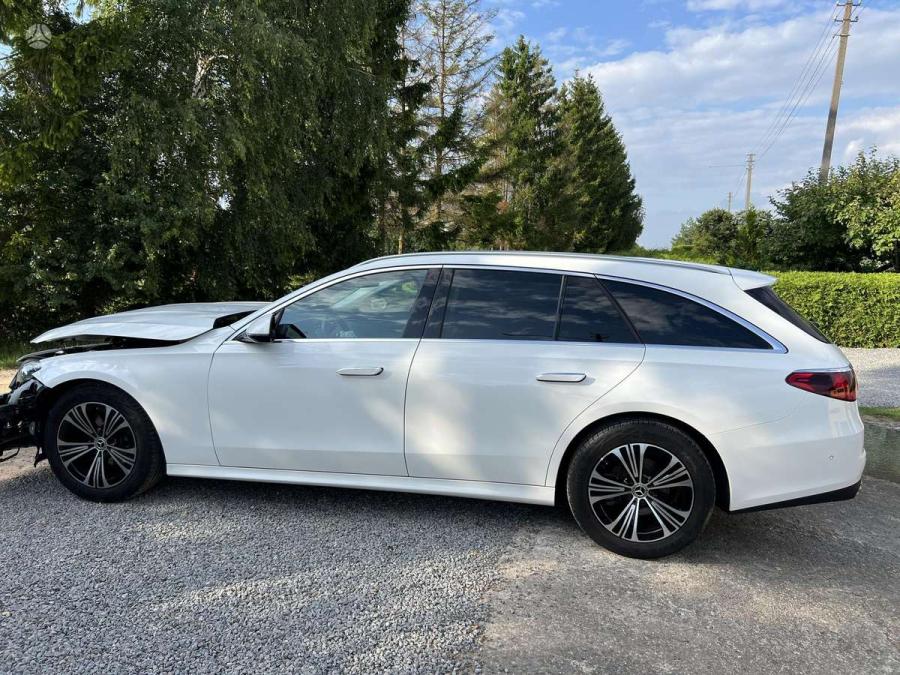 Белый Мерседес E 220 2023 в Каунас, объемом двигателя 1.99 л и пробегом 46 тыс. км за 22750 €, фото 8 на AUTOMOTO.COM.LV