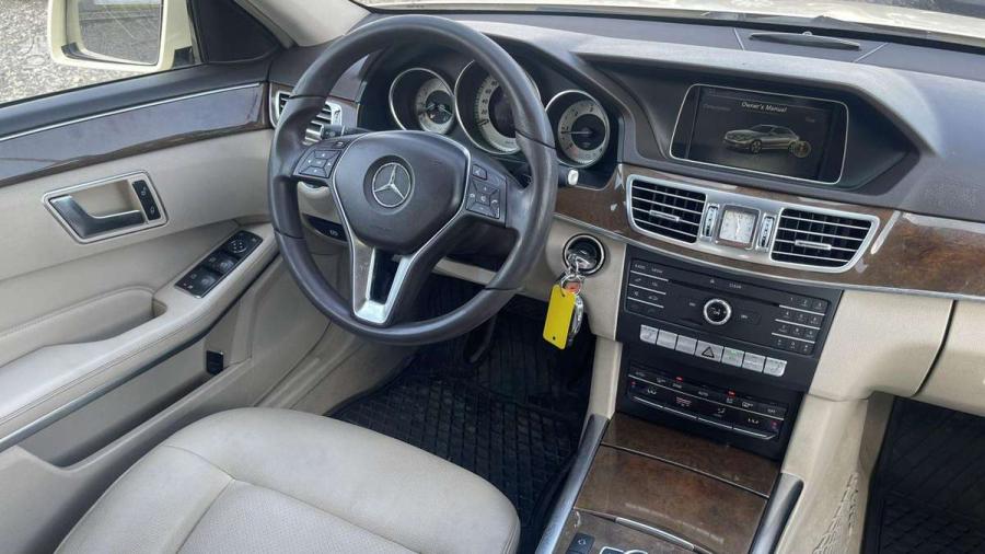 Yellow Mercedes-Benz E 220 2015 in Marijampole, with an engine capacity of 2.14 L and mileage of 516 thousand km for 7390 €, photo 3 on AUTOMOTO.COM.LV