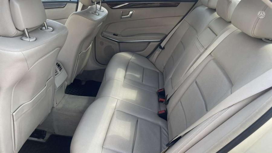 Yellow Mercedes-Benz E 220 2015 in Marijampole, with an engine capacity of 2.14 L and mileage of 516 thousand km for 7390 €, photo 17 on AUTOMOTO.COM.LV