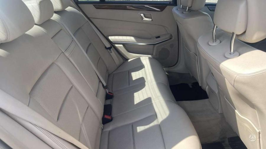 Yellow Mercedes-Benz E 220 2015 in Marijampole, with an engine capacity of 2.14 L and mileage of 516 thousand km for 7390 €, photo 18 on AUTOMOTO.COM.LV