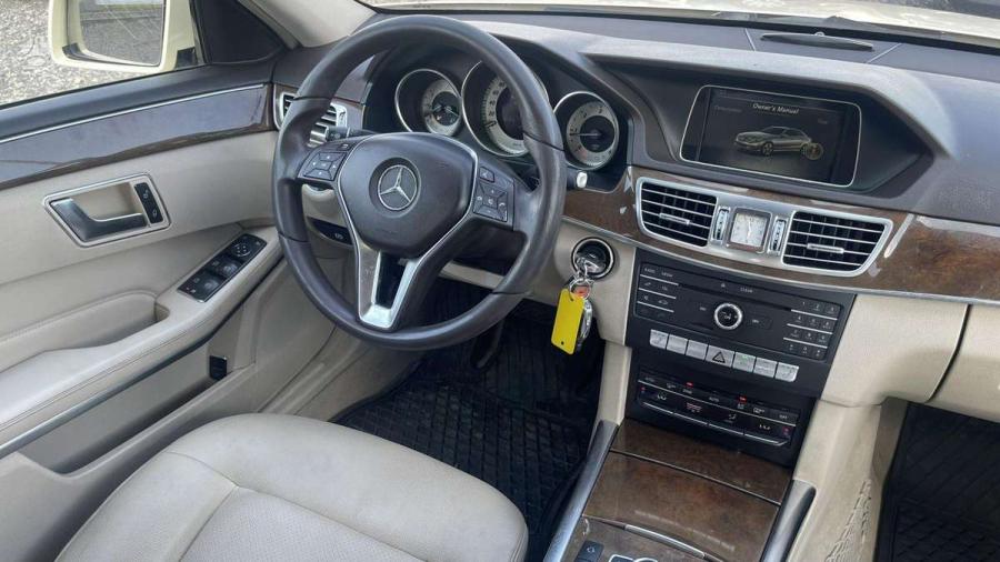Yellow Mercedes-Benz E 220 2015 in Marijampole, with an engine capacity of 2.14 L and mileage of 516 thousand km for 7390 €, photo 3 on AUTOMOTO.COM.LV