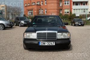 Black Mercedes-Benz e-230 1988 in Liepaja, with an engine capacity of 2.30 L and mileage of 386 thousand km for 7200 €, photo 3 on AUTOMOTO.COM.LV