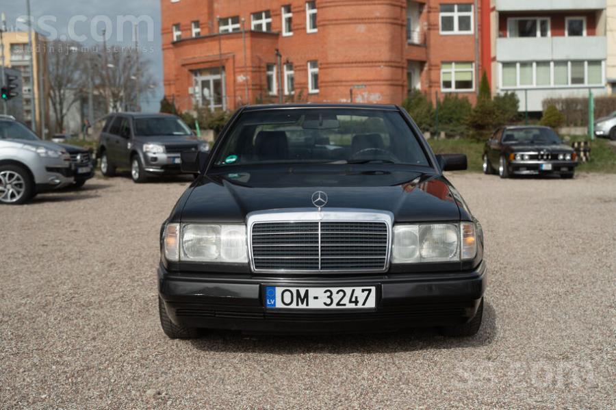 Black Mercedes-Benz e-230 1988 in Liepaja, with an engine capacity of 2.30 L and mileage of 386 thousand km for 7200 €, photo 3 on AUTOMOTO.COM.LV