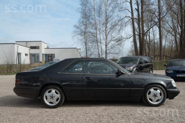 Black Mercedes-Benz e-230 1988 in Liepaja, with an engine capacity of 2.30 L and mileage of 386 thousand km for 7200 €, photo 4 on AUTOMOTO.COM.LV