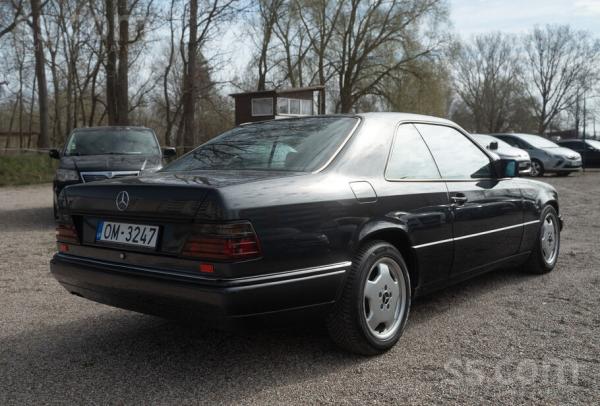 Black Mercedes-Benz e-230 1988 in Liepaja, with an engine capacity of 2.30 L and mileage of 386 thousand km for 7200 €, photo 5 on AUTOMOTO.COM.LV