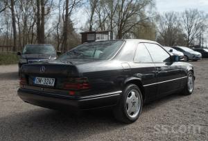 Black Mercedes-Benz e-230 1988 in Liepaja, with an engine capacity of 2.30 L and mileage of 386 thousand km for 7200 €, photo 6 on AUTOMOTO.COM.LV
