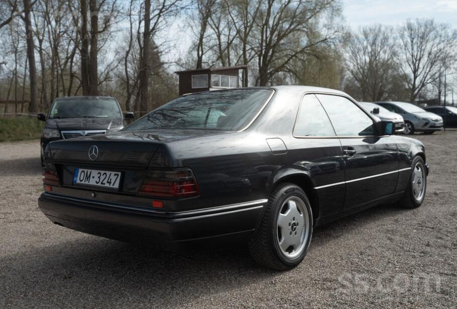 Black Mercedes-Benz e-230 1988 in Liepaja, with an engine capacity of 2.30 L and mileage of 386 thousand km for 7200 €, photo 6 on AUTOMOTO.COM.LV