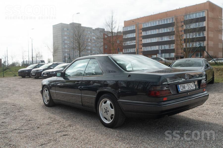 Black Mercedes-Benz e-230 1988 in Liepaja, with an engine capacity of 2.30 L and mileage of 386 thousand km for 7200 €, photo 7 on AUTOMOTO.COM.LV