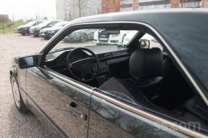Melns Mercedes-Benz e-230 1988 Liepāja, ar dzinēja tilpumu 2.30 L un nobraukumu 386 tūkst. km par 6900 €, foto 9 vietnē AUTOMOTO.COM.LV