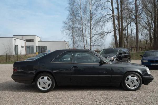 Black Mercedes-Benz e-230 1988 in Liepaja, with an engine capacity of 2.30 L and mileage of 386 thousand km for 7200 €, photo 4 on AUTOMOTO.COM.LV