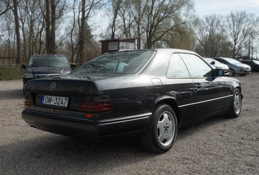 Melns Mercedes-Benz e-230 1988 Liepāja, ar dzinēja tilpumu 2.30 L un nobraukumu 386 tūkst. km par 7200 €, foto 6 vietnē AUTOMOTO.COM.LV