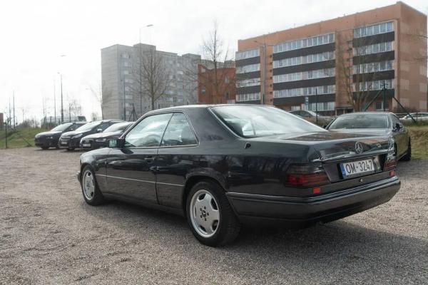 Black Mercedes-Benz e-230 1988 in Liepaja, with an engine capacity of 2.30 L and mileage of 386 thousand km for 7200 €, photo 6 on AUTOMOTO.COM.LV