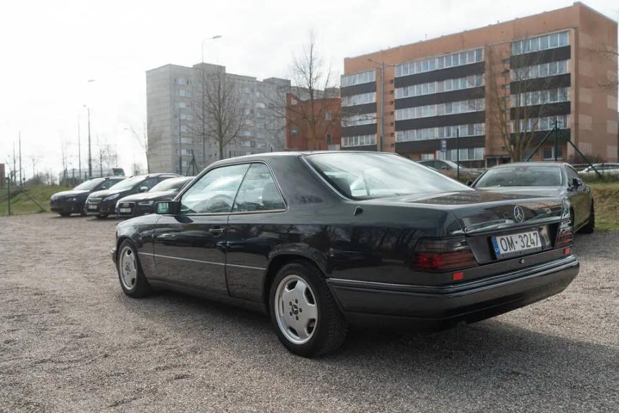 Melns Mercedes-Benz e-230 1988 Liepāja, ar dzinēja tilpumu 2.30 L un nobraukumu 386 tūkst. km par 7200 €, foto 7 vietnē AUTOMOTO.COM.LV