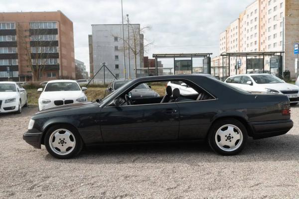 Black Mercedes-Benz e-230 1988 in Liepaja, with an engine capacity of 2.30 L and mileage of 386 thousand km for 7200 €, photo 9 on AUTOMOTO.COM.LV