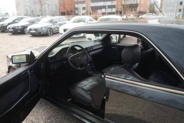 Black Mercedes-Benz e-230 1988 in Liepaja, with an engine capacity of 2.30 L and mileage of 386 thousand km for 7200 €, photo 10 on AUTOMOTO.COM.LV