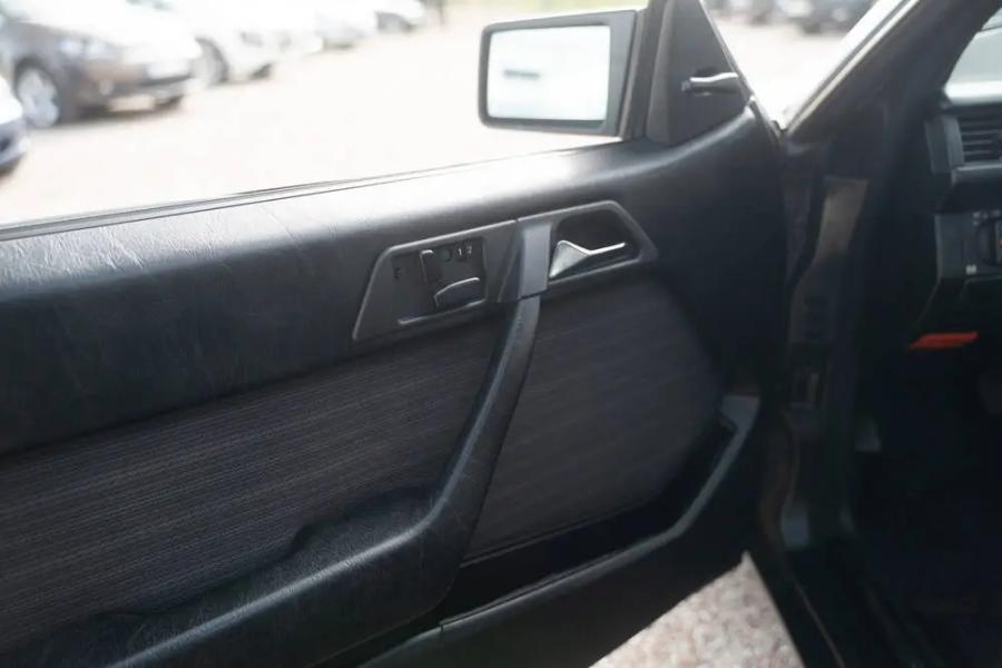 Melns Mercedes-Benz e-230 1988 Liepāja, ar dzinēja tilpumu 2.30 L un nobraukumu 386 tūkst. km par 7200 €, foto 19 vietnē AUTOMOTO.COM.LV