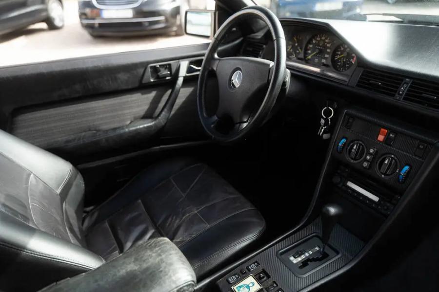 Melns Mercedes-Benz e-230 1988 Liepāja, ar dzinēja tilpumu 2.30 L un nobraukumu 386 tūkst. km par 7200 €, foto 23 vietnē AUTOMOTO.COM.LV