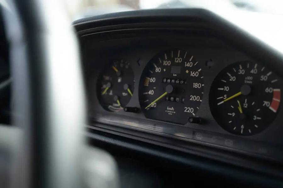 Melns Mercedes-Benz e-230 1988 Liepāja, ar dzinēja tilpumu 2.30 L un nobraukumu 386 tūkst. km par 7200 €, foto 26 vietnē AUTOMOTO.COM.LV
