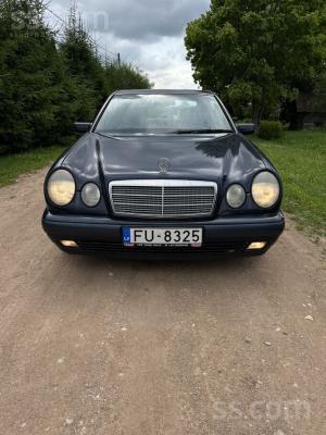 Zils Mercedes-Benz e-230 1995 Balvi, ar dzinēja tilpumu 2.30 L un nobraukumu 200 tūkst. km par 995 €, foto  vietnē AUTOMOTO.COM.LV