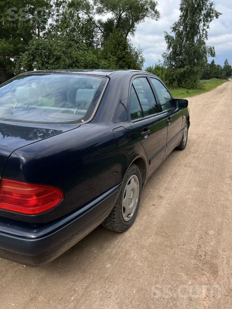 Blue Mercedes-Benz e-230 1995 in Balvi, with an engine capacity of 2.30 L and mileage of 200 thousand km for 995 €, photo 4 on AUTOMOTO.COM.LV
