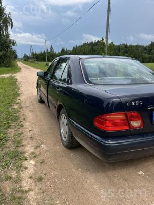 Blue Mercedes-Benz e-230 1995 in Balvi, with an engine capacity of 2.30 L and mileage of 200 thousand km for 995 €, photo 5 on AUTOMOTO.COM.LV